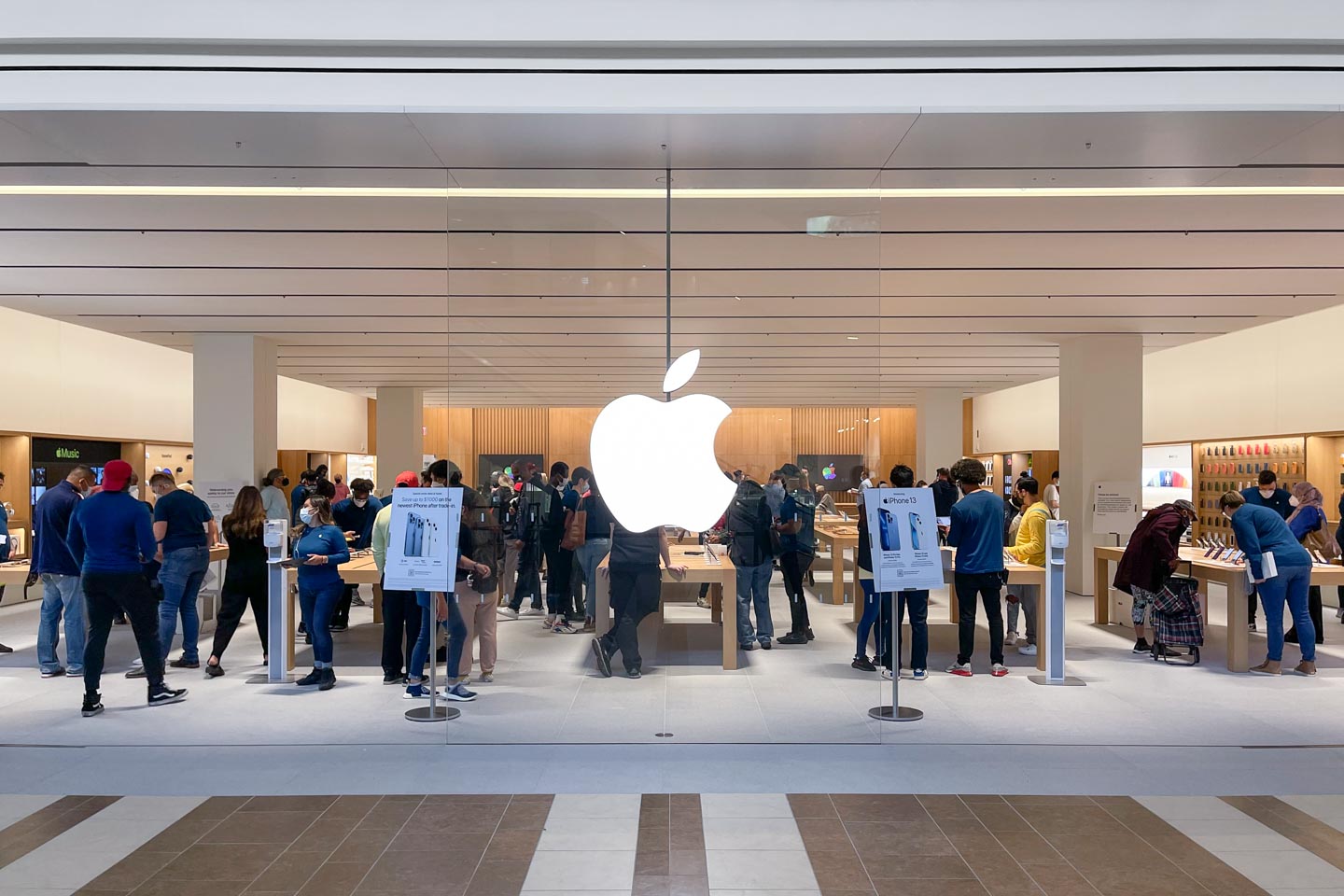 Apple The Mall at Bay Plaza — VR Tour